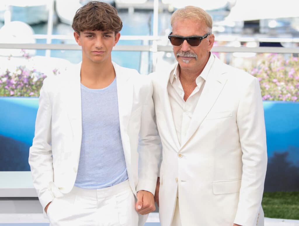 Kevin Costner è apparso con cinque dei sette figli a Cannes